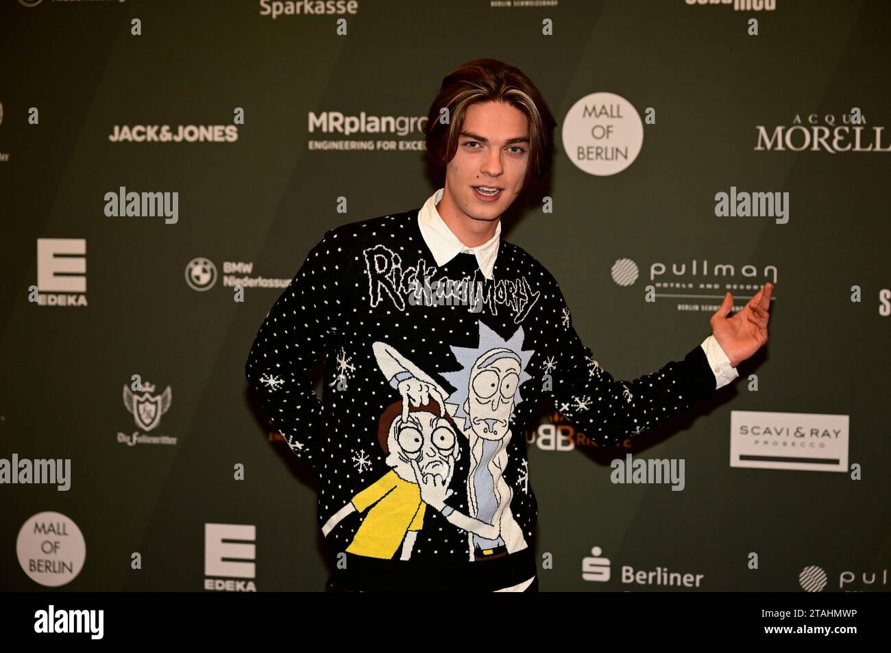 Tim Rasch bei der Strassenfeger Charity Aktion 2023 by Maximilian Seitz ...
