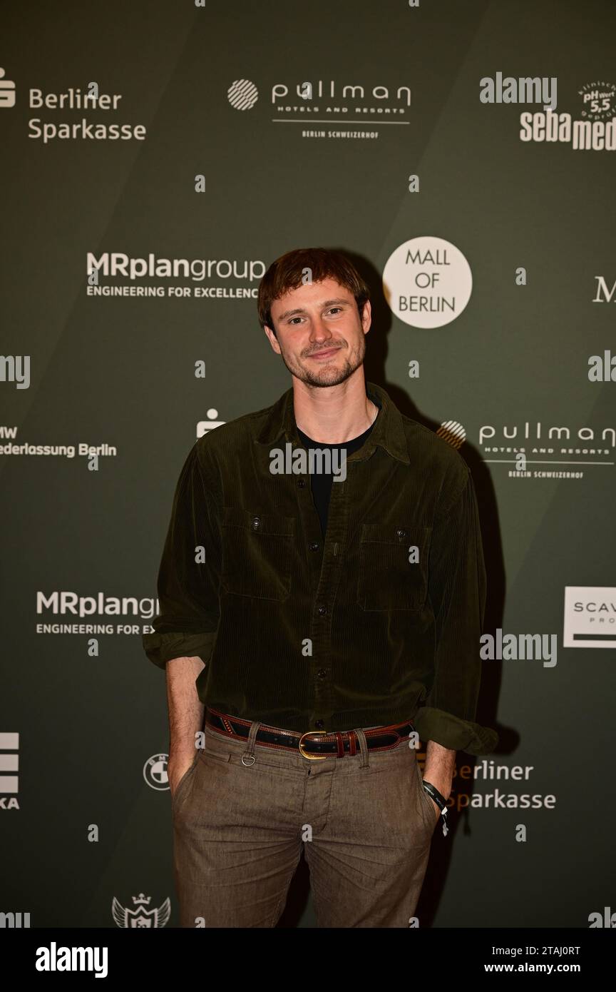 Frederic Brossier bei der Strassenfeger Charity Aktion 2023 by ...