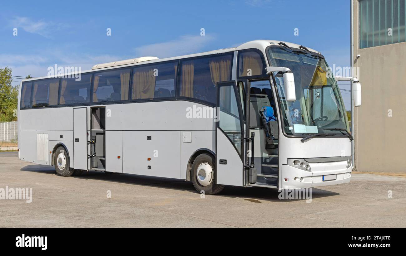 Open bus doors hi-res stock photography and images - Alamy