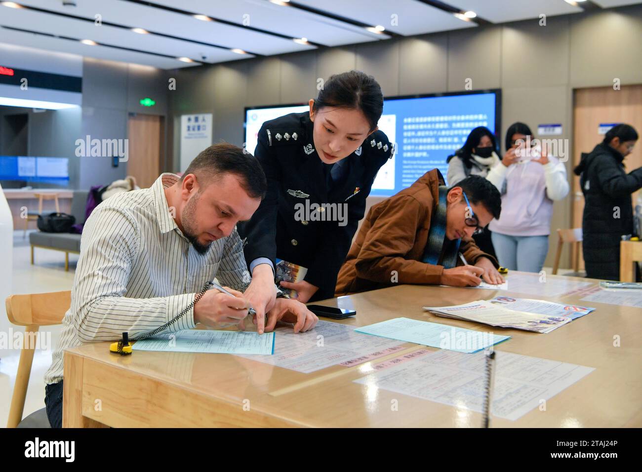 (231201) -- TIANJIN, Dec. 1, 2023 (Xinhua) -- A police officer helps as ...