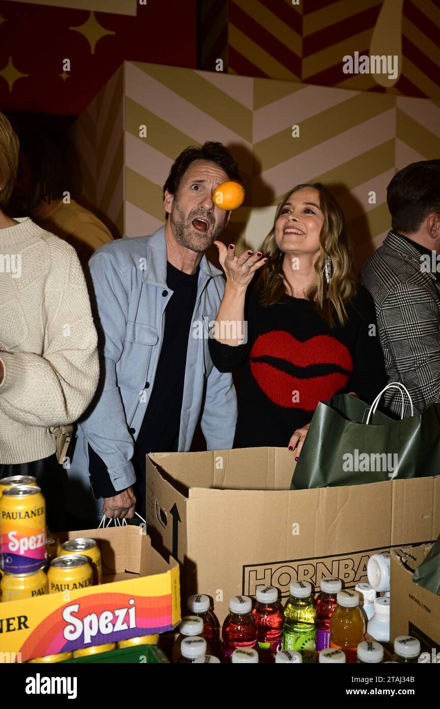 Falk Willy Wild und Regina Halmich bei der Strassenfeger Charity Aktion ...