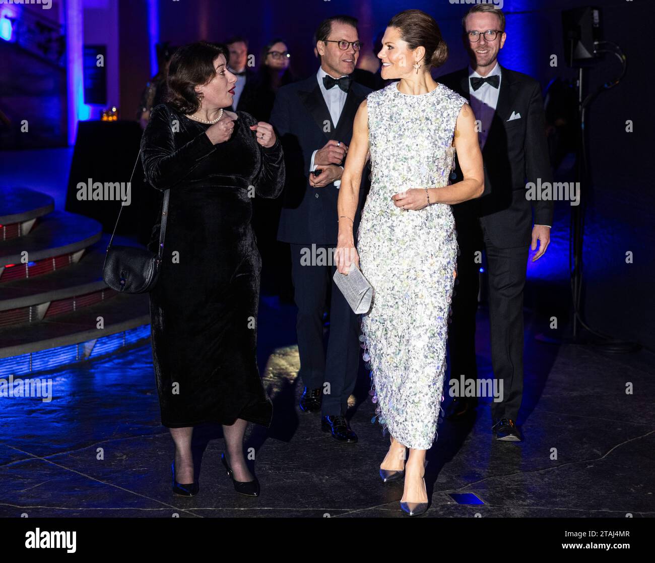 LONDON 2023-11-29Kronprinsessan Victoria, iförd vit paljettklänning ...