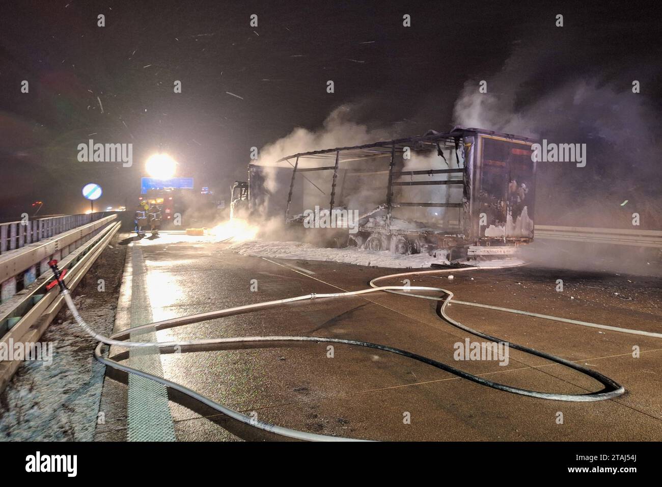 A9/Bitterfeld-Wolfen - LKW fängt während Fahrt Feuer und brennt aus: A9 ...