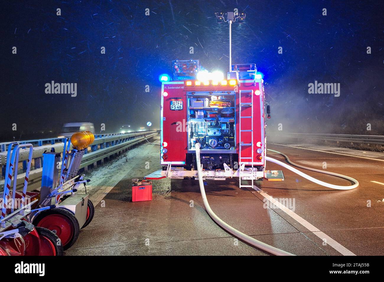 A9/Bitterfeld-Wolfen - LKW fängt während Fahrt Feuer und brennt aus: A9 ...
