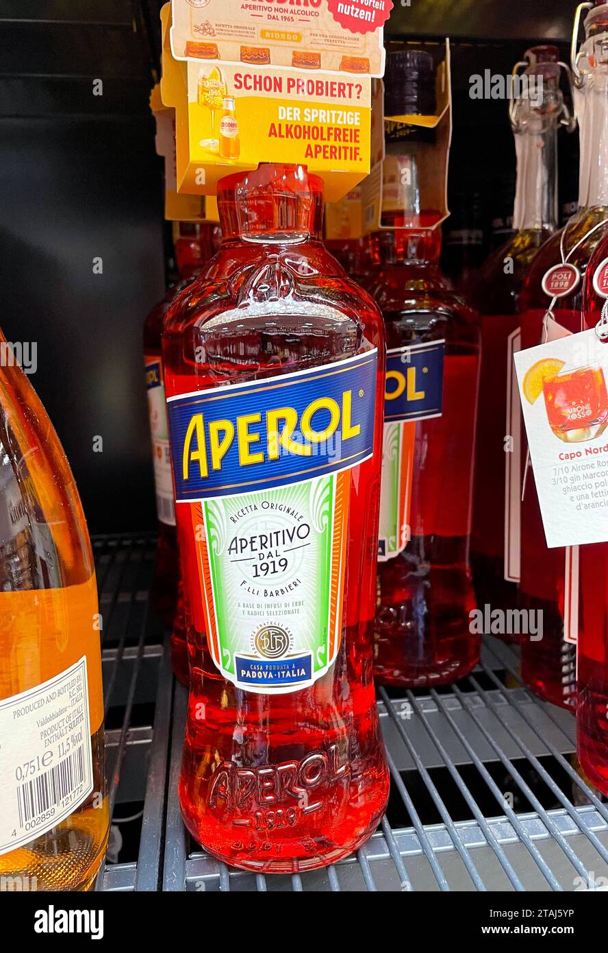 Aperol flasche hi-res stock photography and images - Alamy