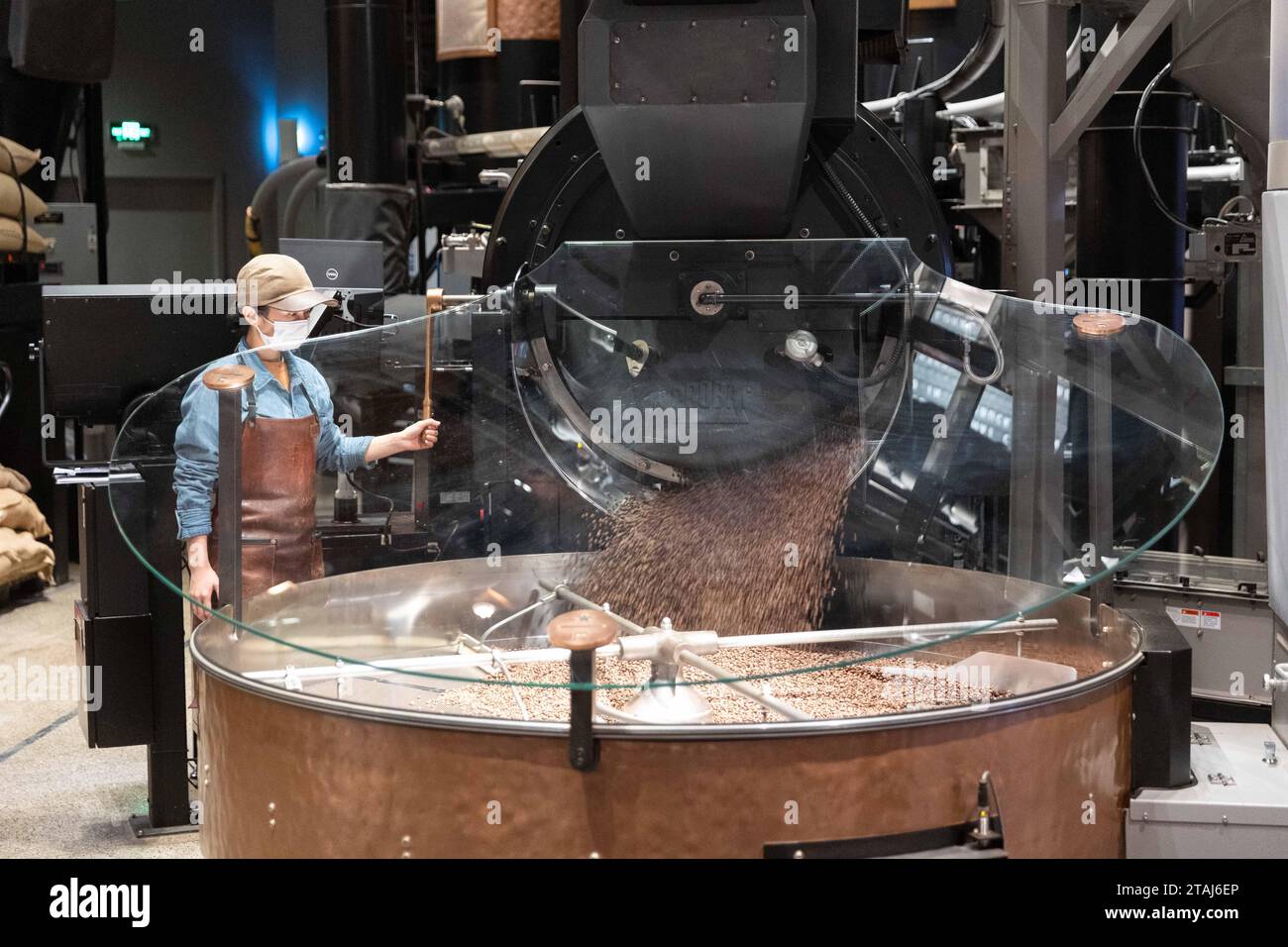 (231201) -- BEIJING, Dec. 1, 2023 (Xinhua) -- A staff member works at ...