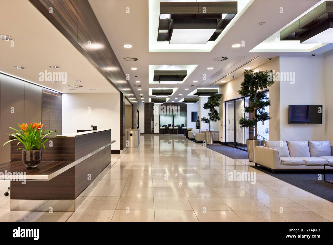 Bank cashiers hi-res stock photography and images - Alamy
