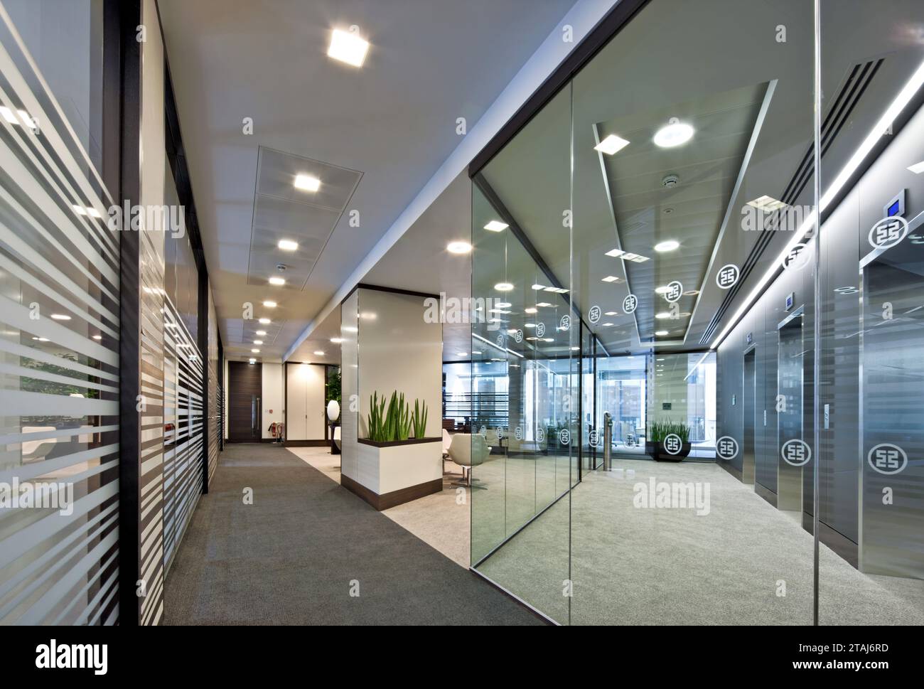 Offices interior boardroom decor hi-res stock photography and images ...