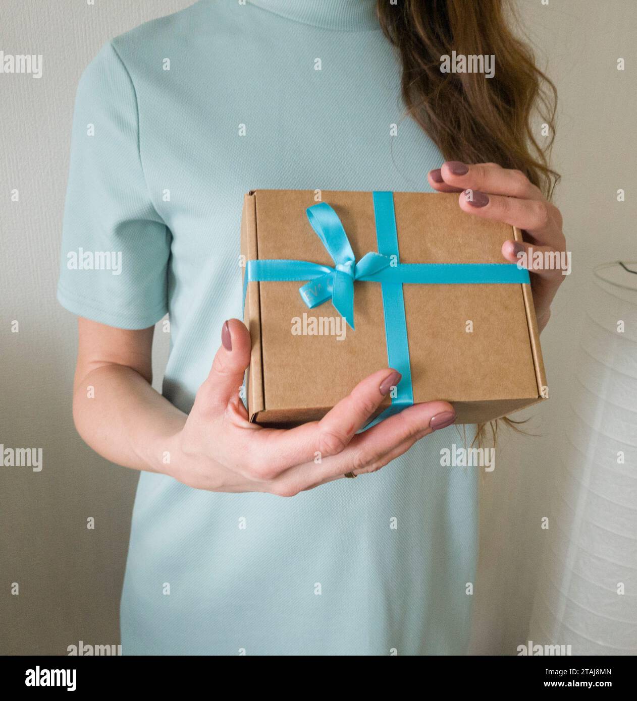 Close up shot of the woman holding rapped gift box Stock Photo - Alamy