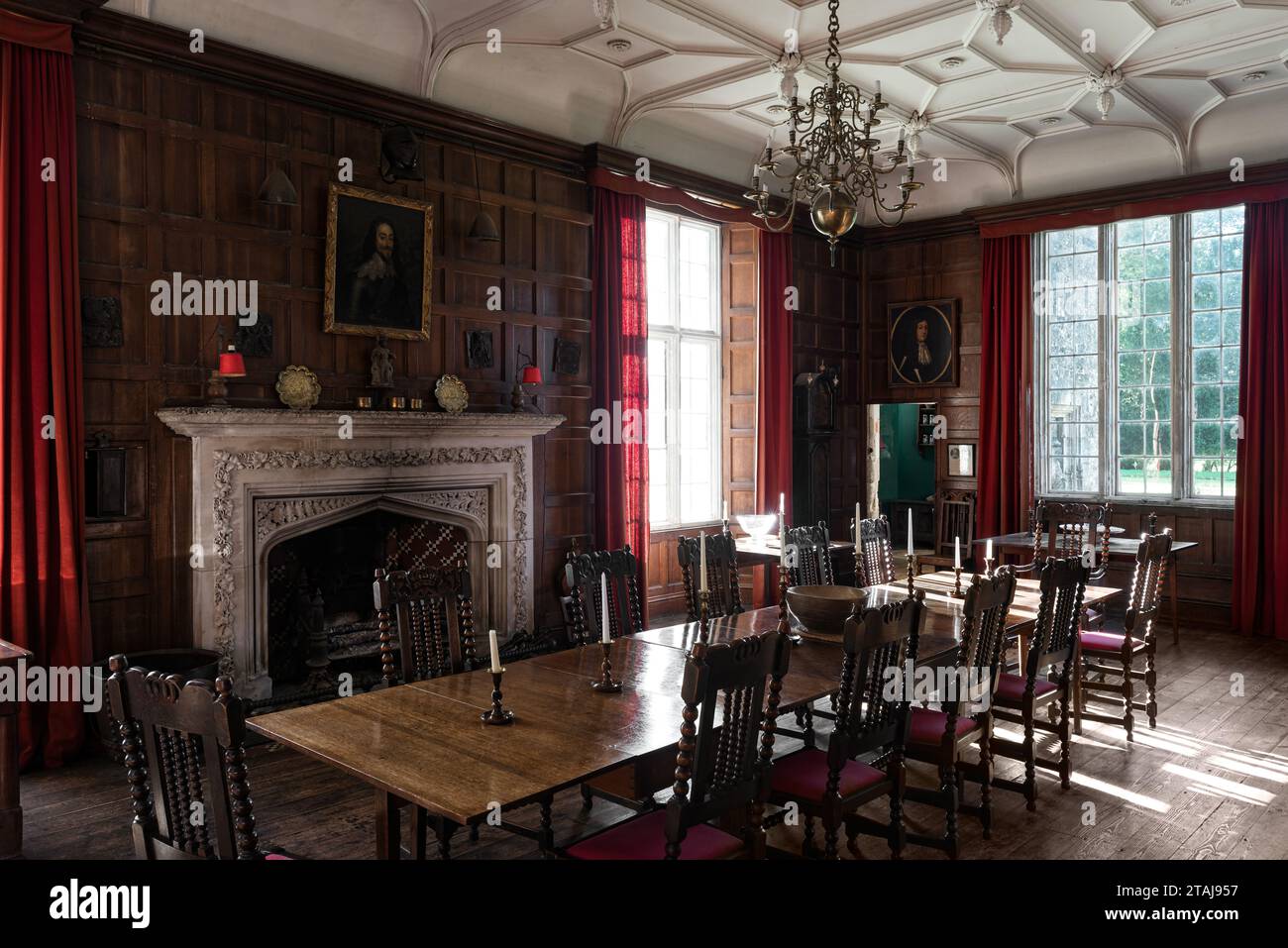 Elizabethan panelling and banquet table in 16th century Wolfeton House ...