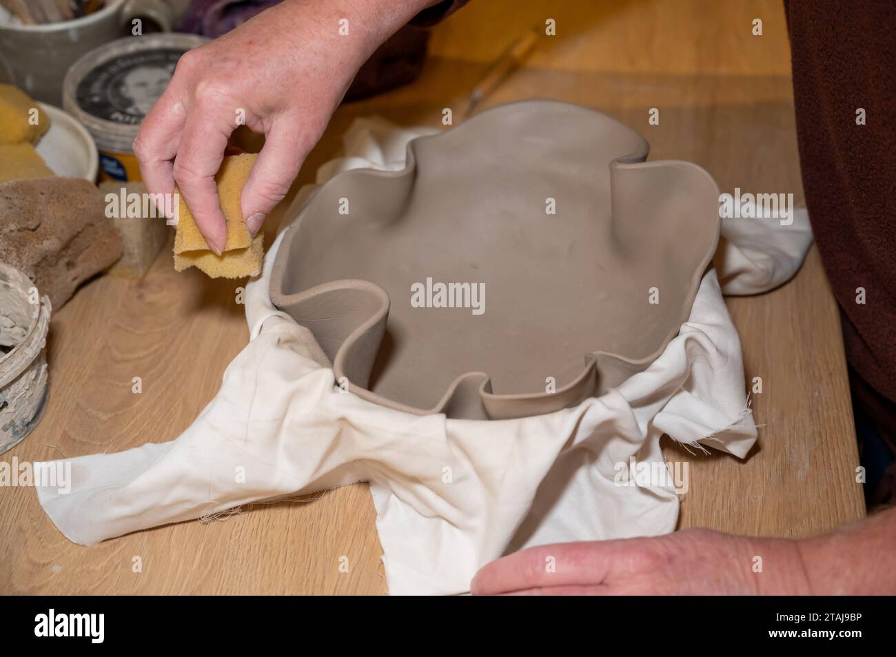 People making art things hi-res stock photography and images - Alamy