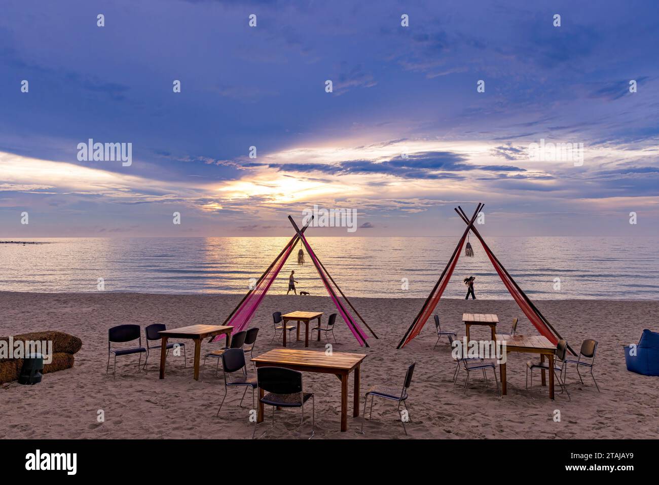 Silhouette of eople walking along the beach at sunrise on Chaweng Beach ...