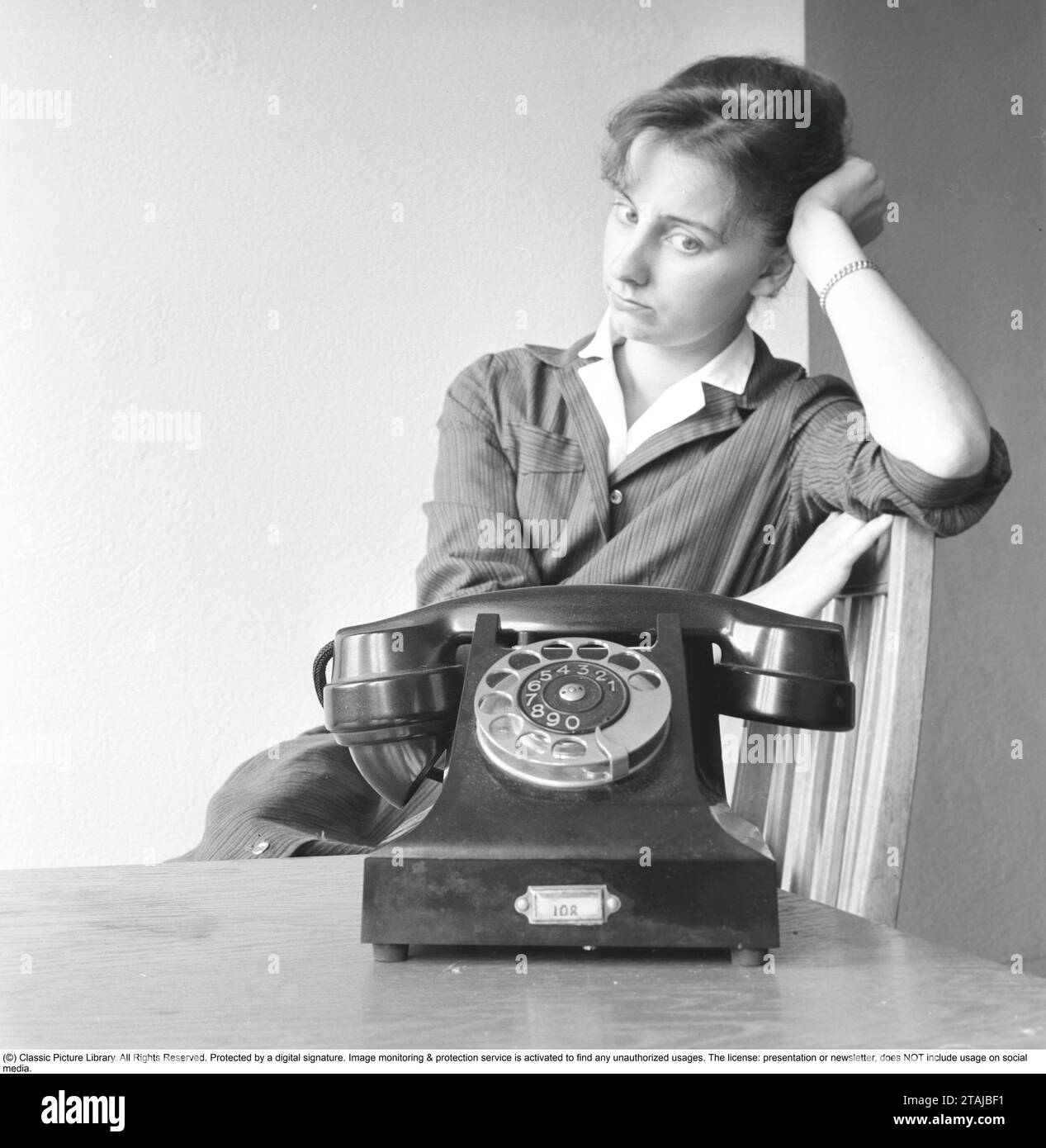 1950s phone female hi-res stock photography and images - Alamy