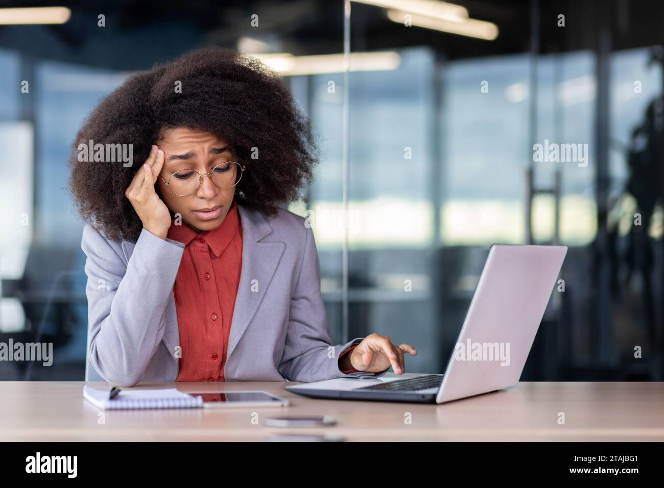 Accountant cephalalgia tech hi-res stock photography and images - Alamy