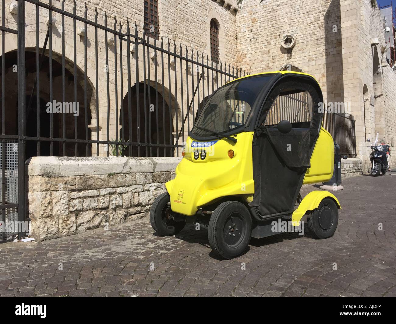Electrical Free Duck mail delivery car from Poste Italiane in Bari ...