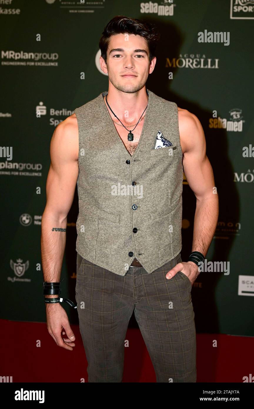 Peter Mairhofer bei der Strassenfeger Charity Aktion 2023 by Maximilian Seitz in der Mall of ...