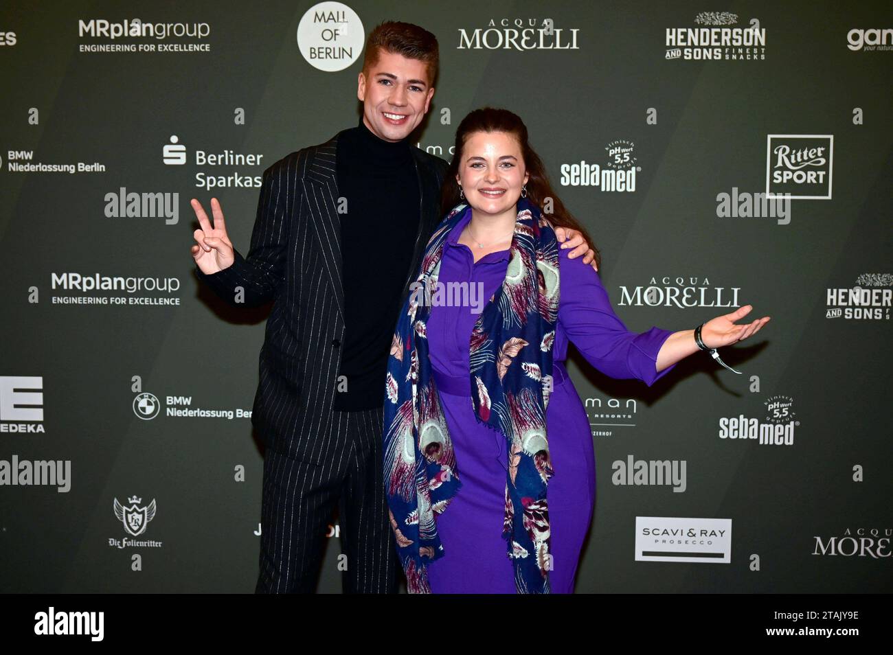 Maximilian Seitz und Ronja Forcher bei der Strassenfeger Charity Aktion ...