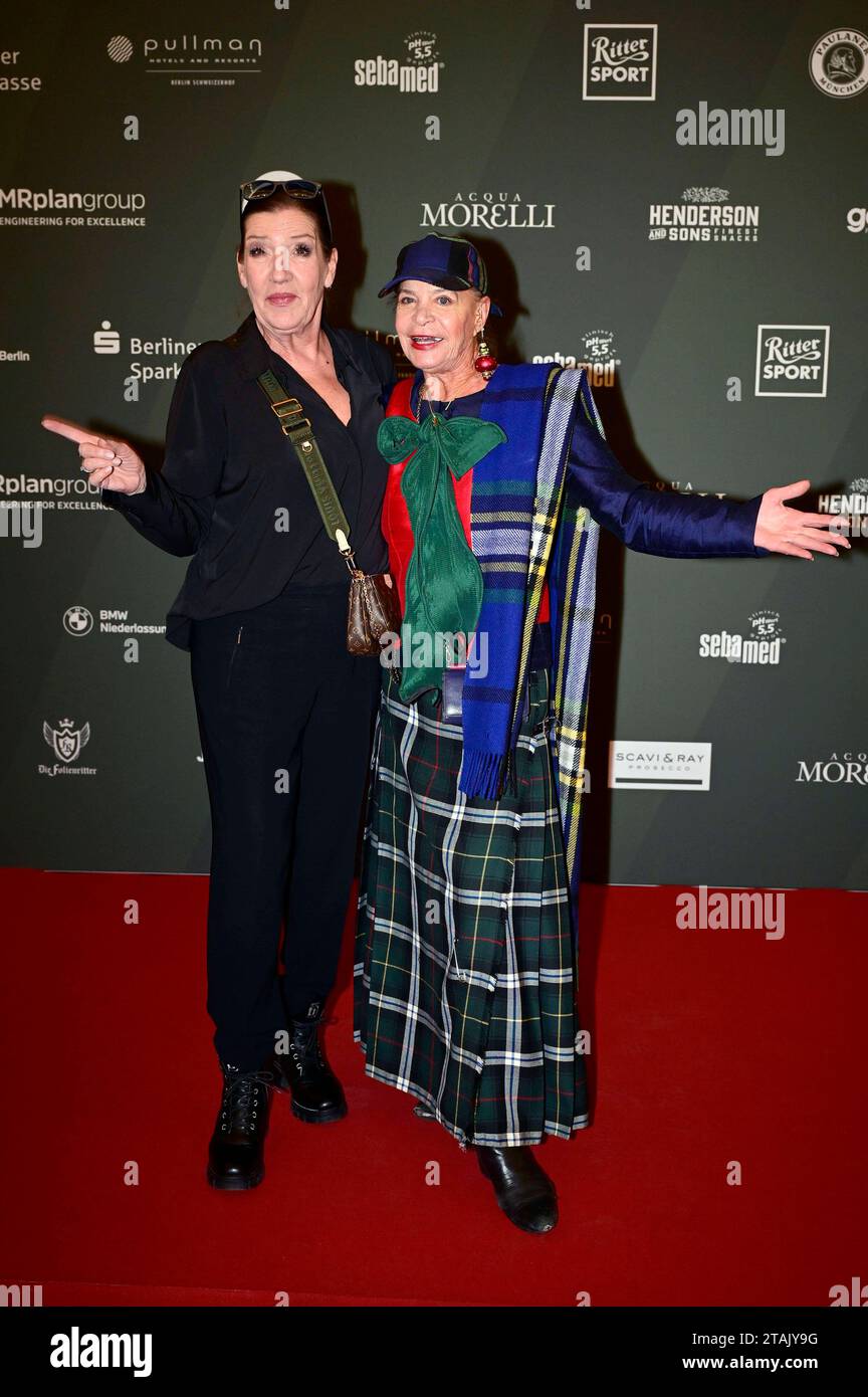 Katy Karrenbauer und Barbara Engel bei der Strassenfeger Charity Aktion ...