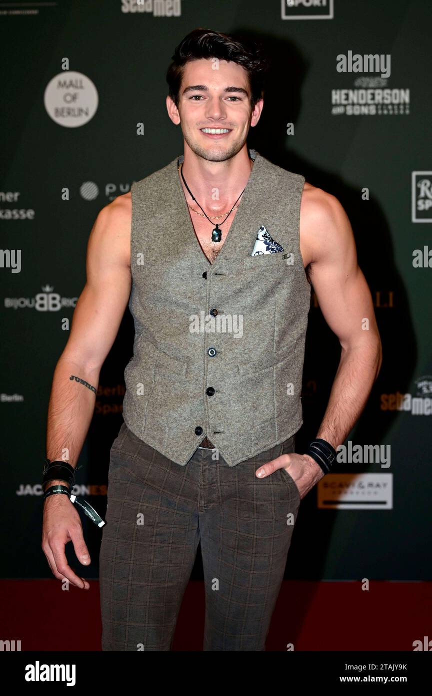 Peter Mairhofer bei der Strassenfeger Charity Aktion 2023 by Maximilian Seitz in der Mall of ...