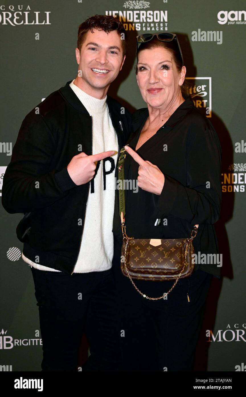 Julian David und Katy Karrenbauer bei der Strassenfeger Charity Aktion ...