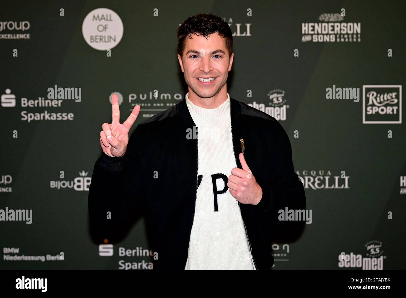 Julian David bei der Strassenfeger Charity Aktion 2023 by Maximilian ...