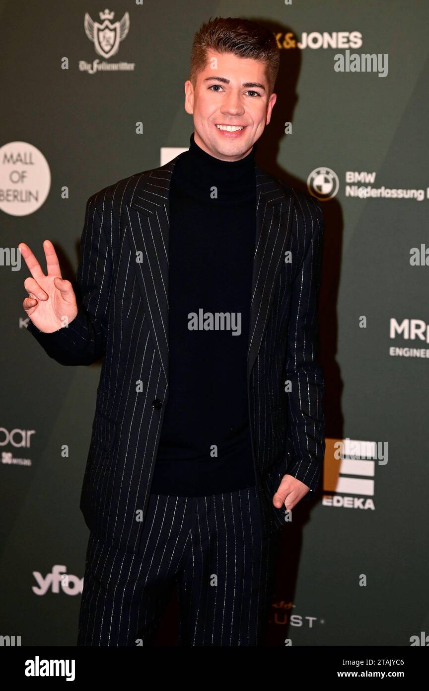 Maximilian Seitz bei der Strassenfeger Charity Aktion 2023 by ...