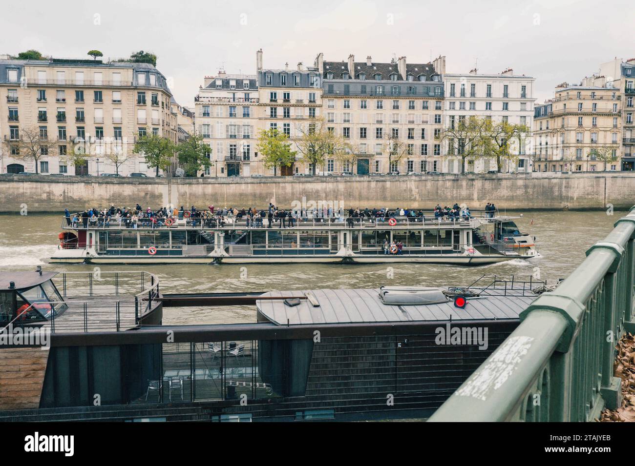 Paris, France. 24th Nov, 2023. A fly boat full of tourists arrives at ...