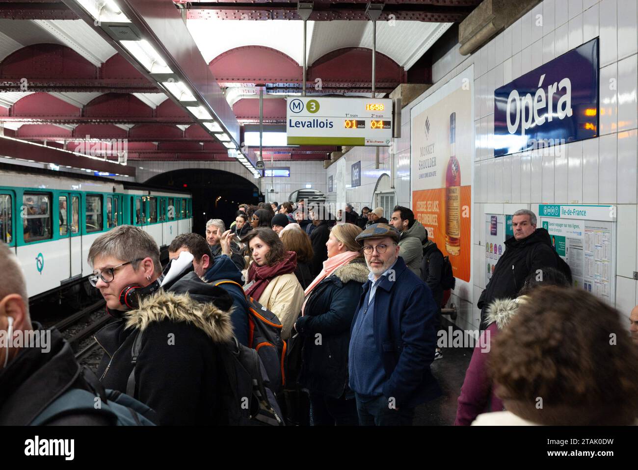 Paris, France. 30th Nov, 2023. Crowded platforms on metro line 3 due to ...