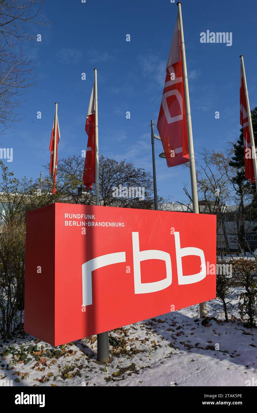 Berlin, Deutschland 1. Dezember 2023: Schild des rbb in der ...