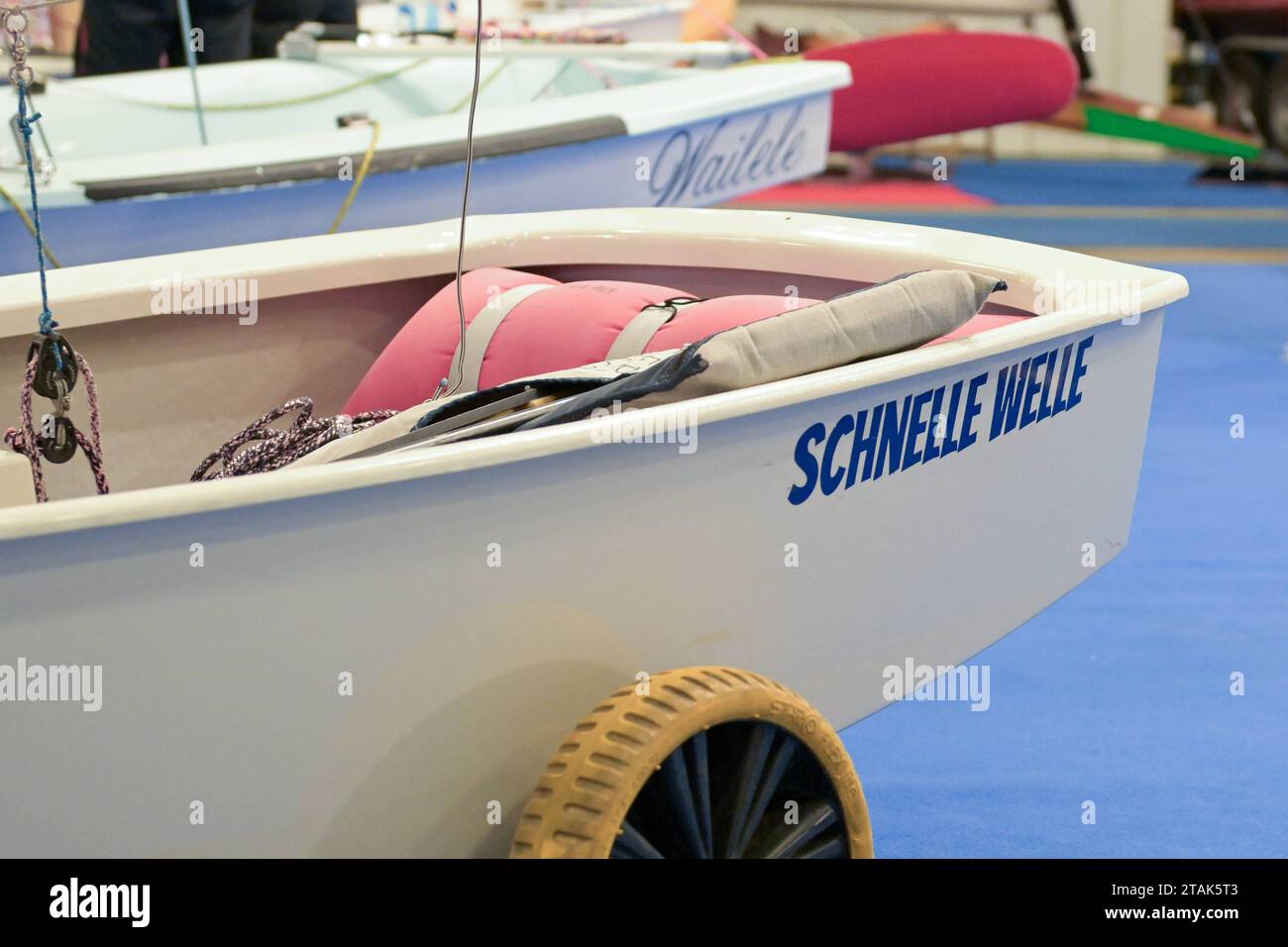 Berlin, Deutschland 1. Dezember 2023: Boot und Fun Berlin - 2023 Im Bild: Opti Optimist mit dem ...