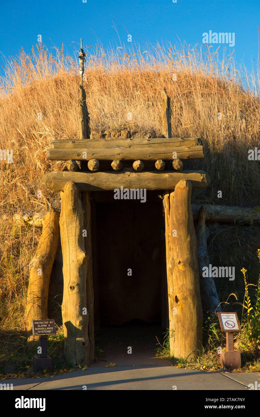 Native american earth lodge hi-res stock photography and images - Alamy