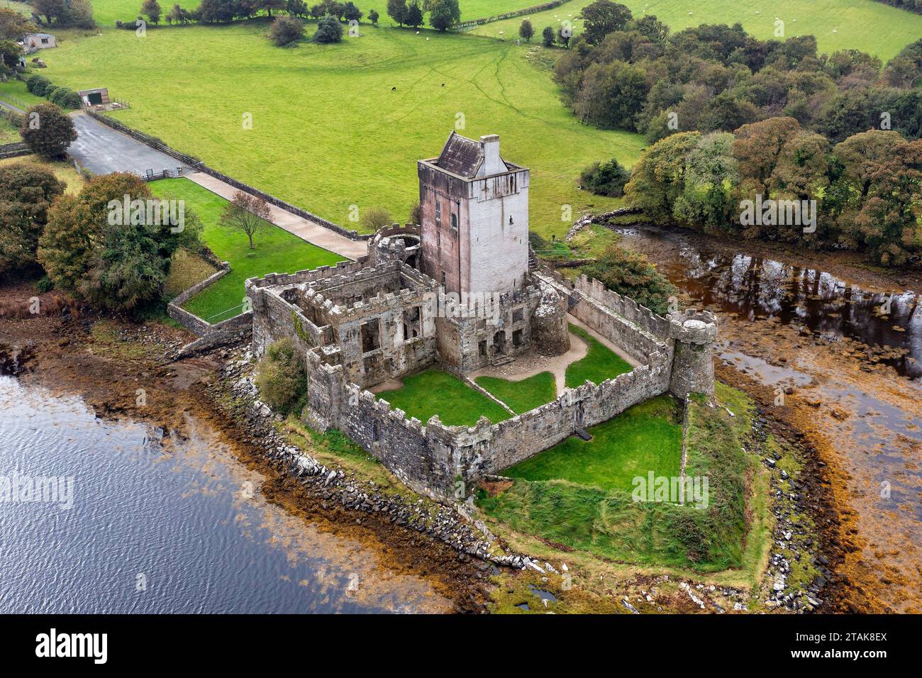 Doe castle donegal ireland hi-res stock photography and images - Alamy