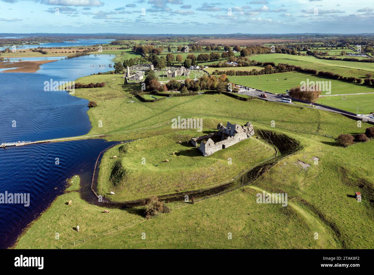 Ireland clonmacnoise cemetery hi-res stock photography and images - Alamy