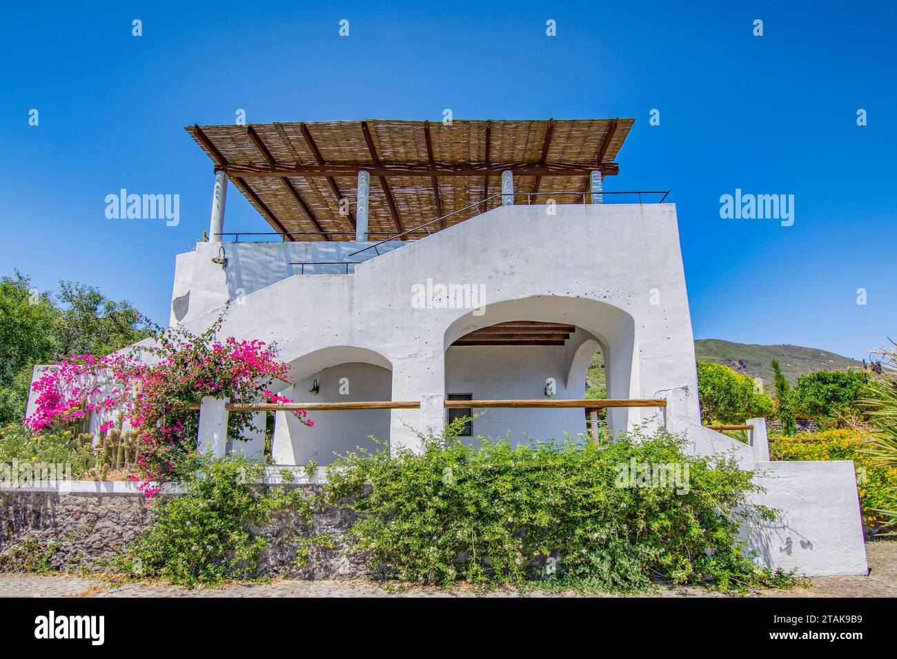 Whitewashed cottage aeolian islands hi-res stock photography and images ...