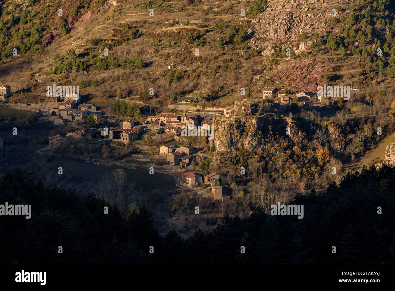 Route of the Pla de l'Àliga viewpoints from Estana. View of the village ...