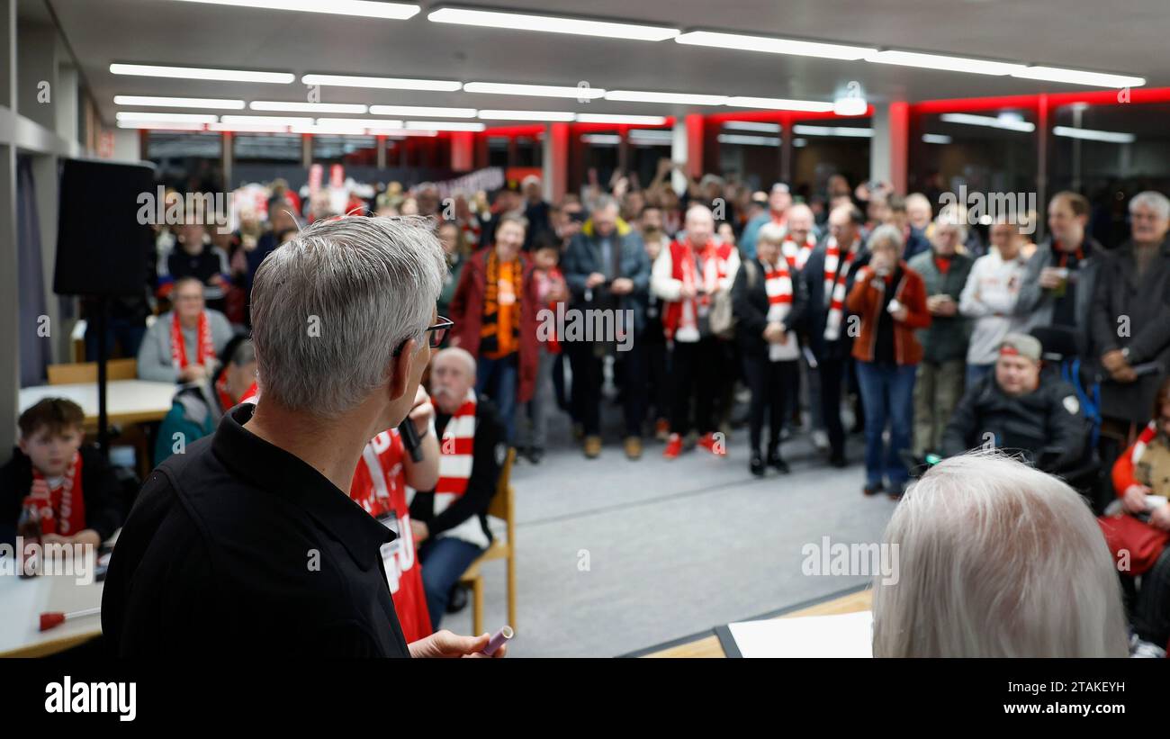 Wuerzburg, Deutschland. 01st Dec, 2023. Bild: Bundestrainer Gordon ...