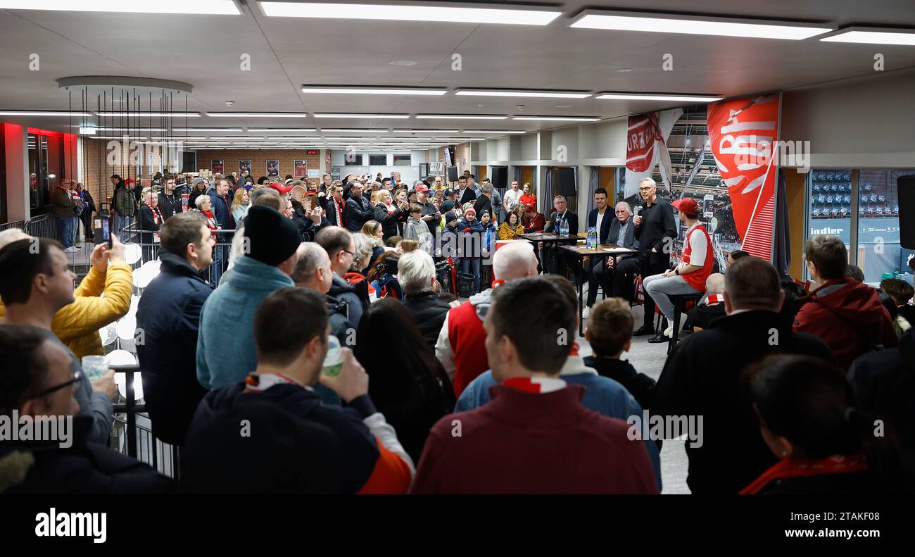 Wuerzburg, Deutschland. 01st Dec, 2023. Bild: Bundestrainer Gordon ...