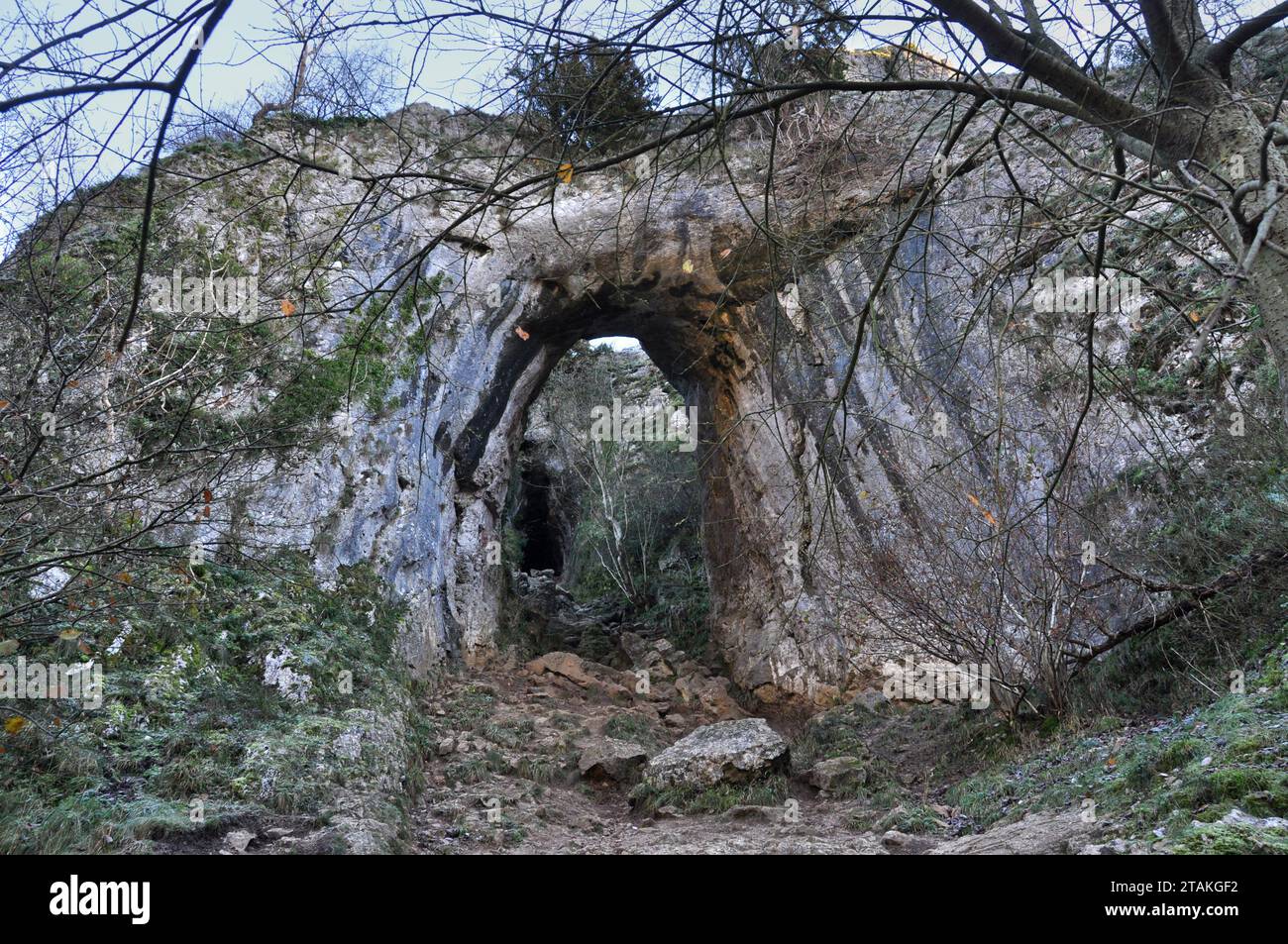 Reynard's Cave, Dovedale, Peak District, a natural limestone arch Stock ...