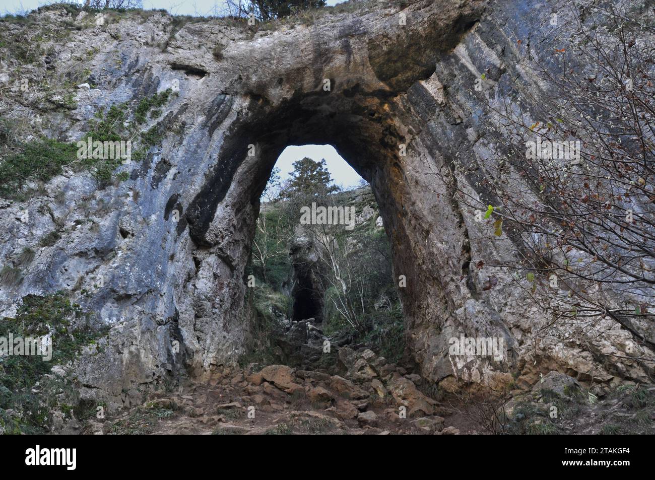 Reynard's Cave, Dovedale, Peak District, a natural limestone arch Stock ...