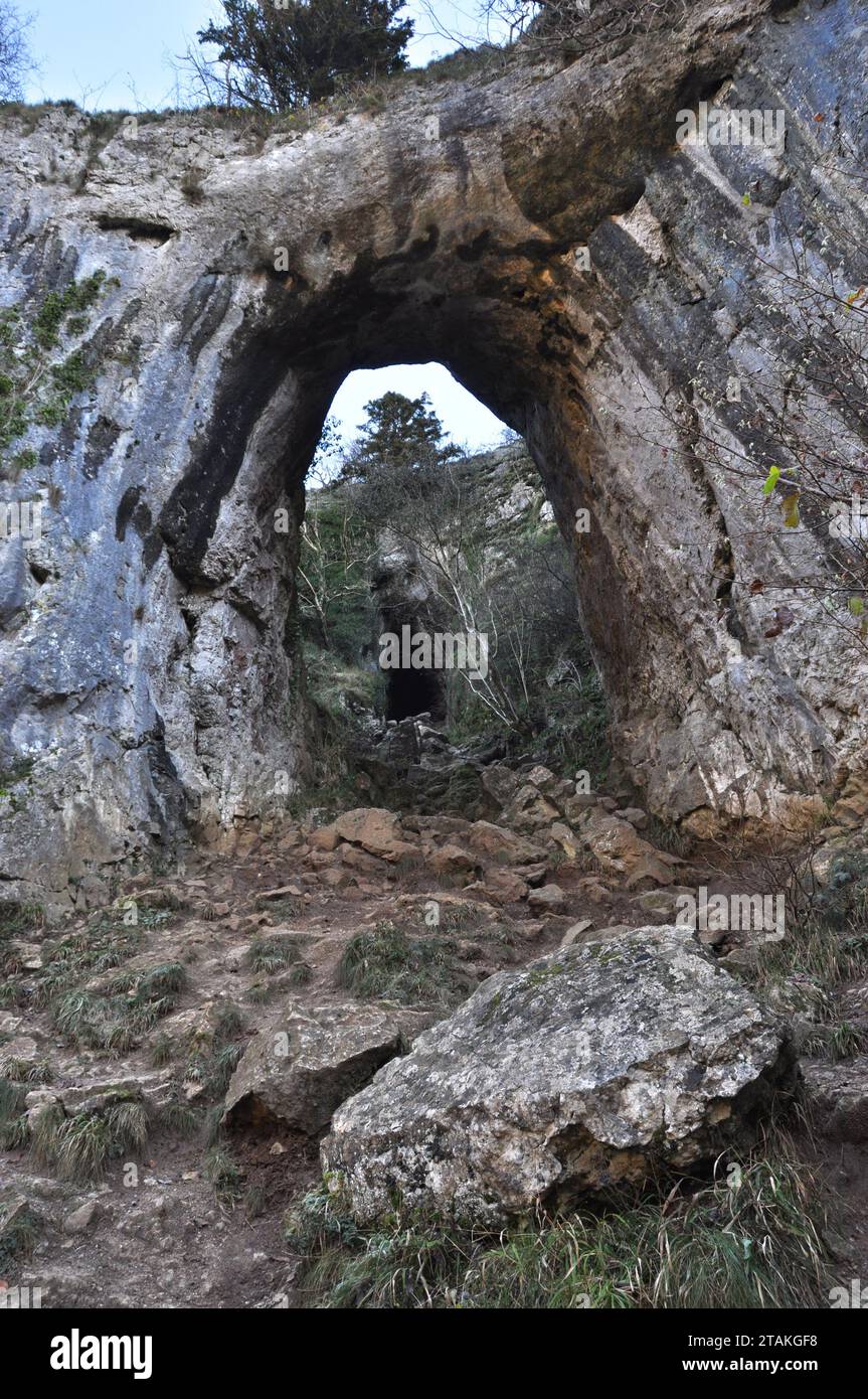 Reynard's Cave, Dovedale, Peak District, a natural limestone arch Stock ...