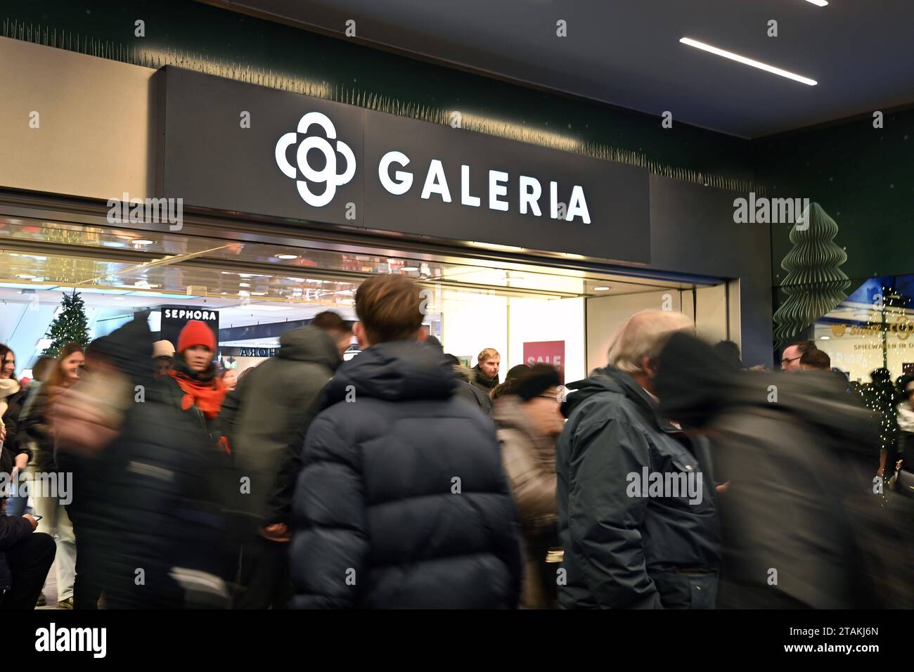 Themenbild Insolvenz der Signa-Holding Neue Sorgen um Galeria. Galeria Karstadt nach Signa ...