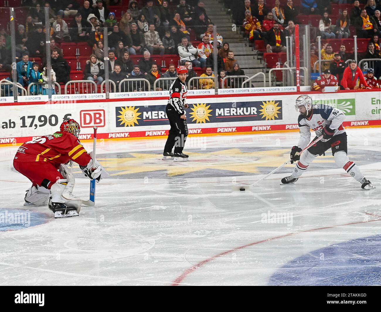 Charlie Gerard (Nuernberg Ice Tigers, #95) faehrt alleine auf Henrik ...