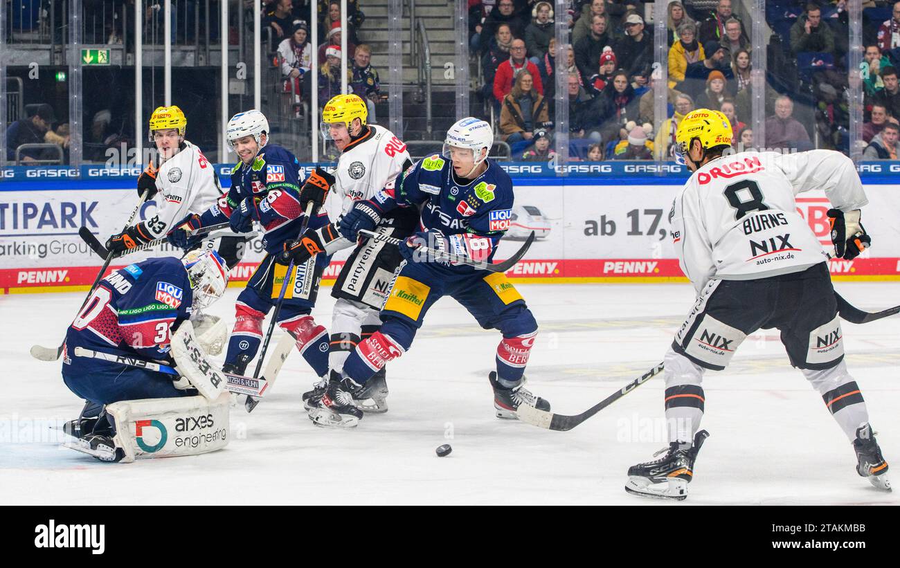 Berlin, Deutschland. 01st Dec, 2023. v.l. Jake Hildebrand (Eisbaeren ...