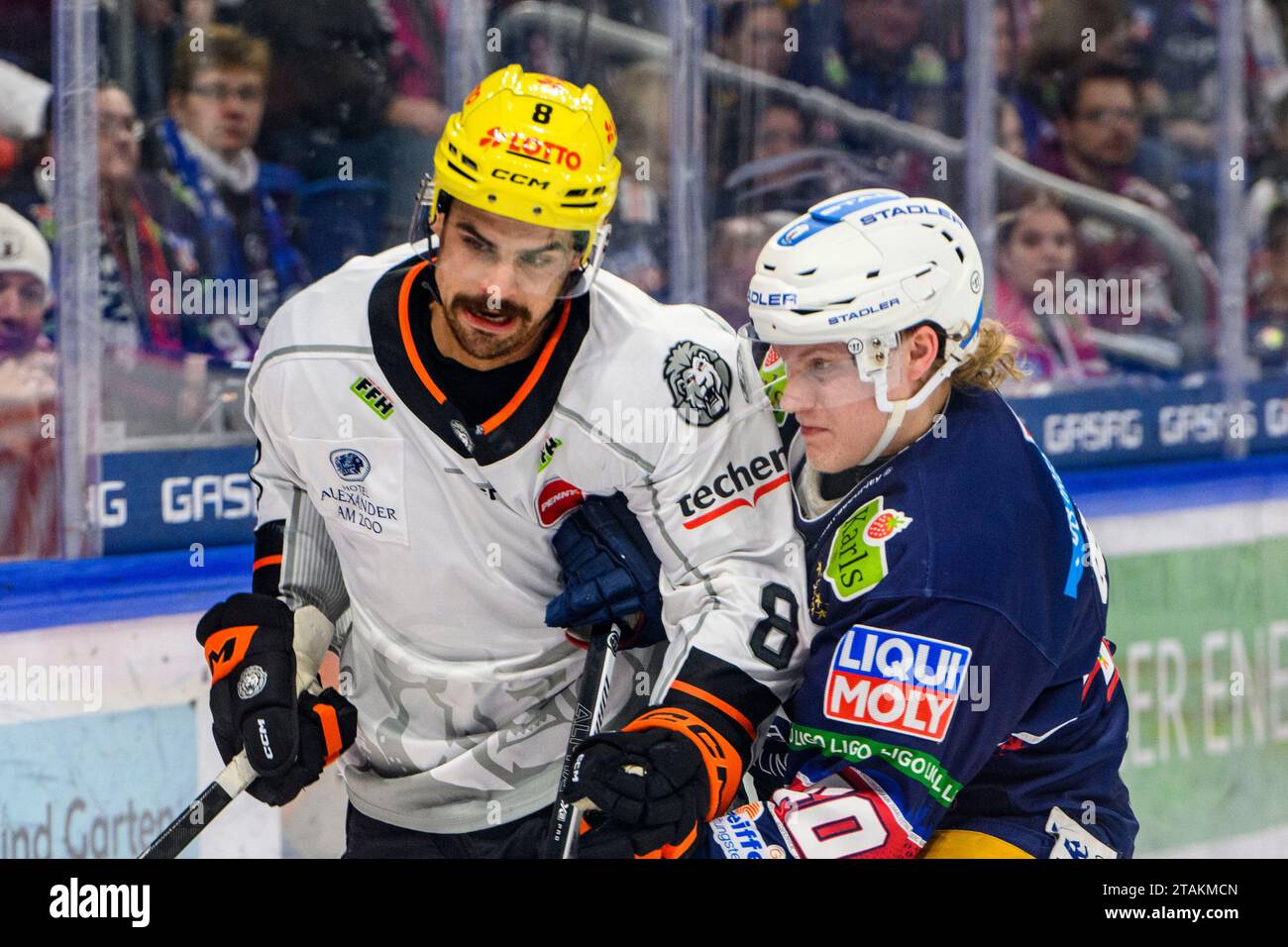 Berlin, Deutschland. 01st Dec, 2023. v.l. Nathan Burns (Loewen Frankfurt, #08), Korbinian Geibel ...