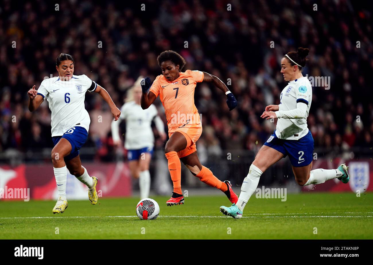 Netherlands' Lineth Beerensteyn up against England's Jess Carter (left ...