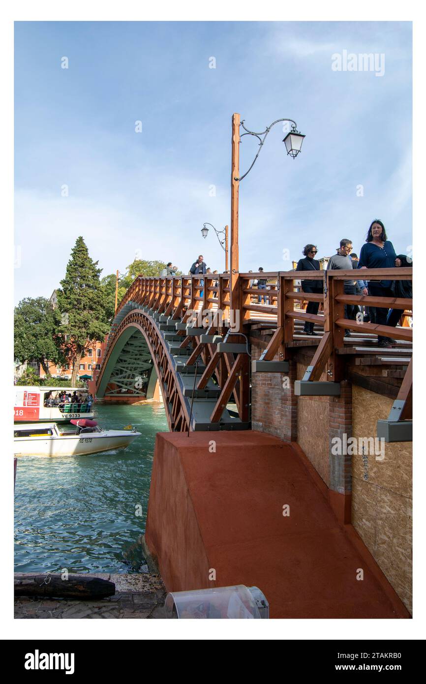 Venice water bus jetty hi-res stock photography and images - Alamy