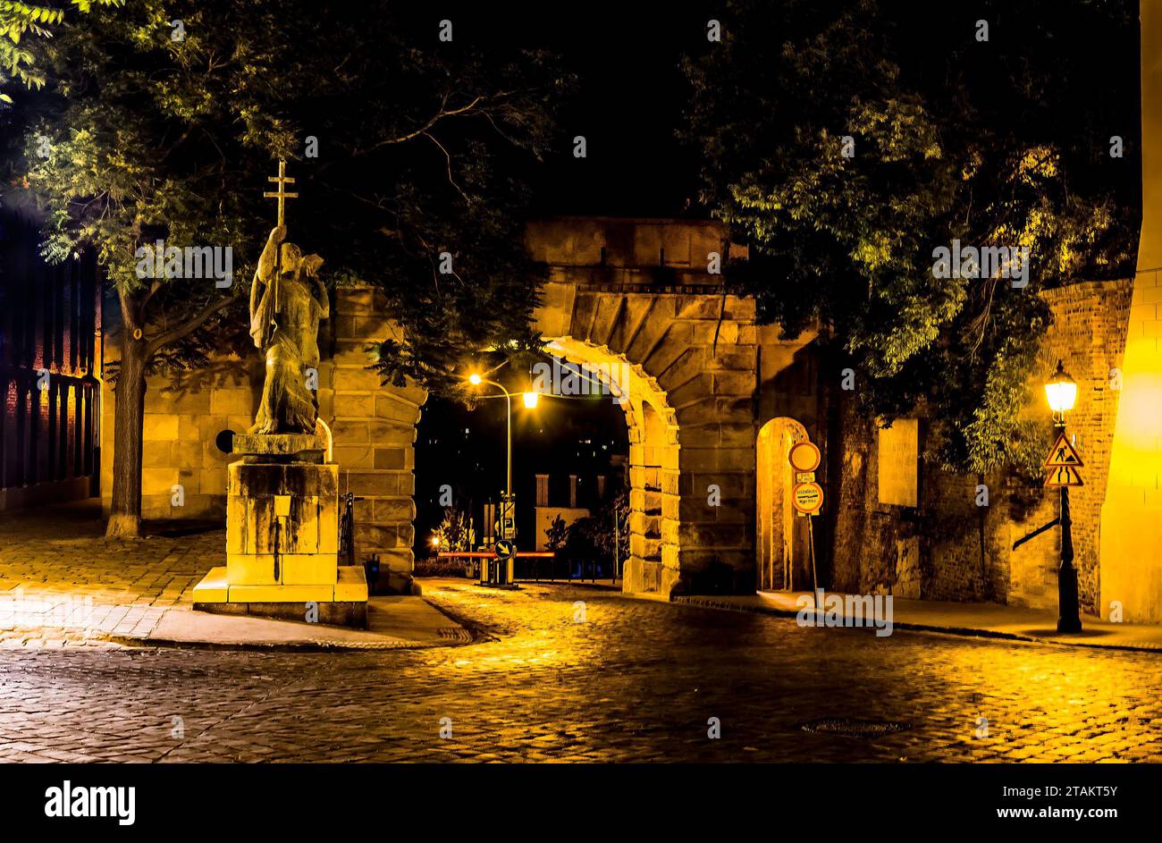 The Vienna Gate entrance into the Castle District in Budapest at night ...