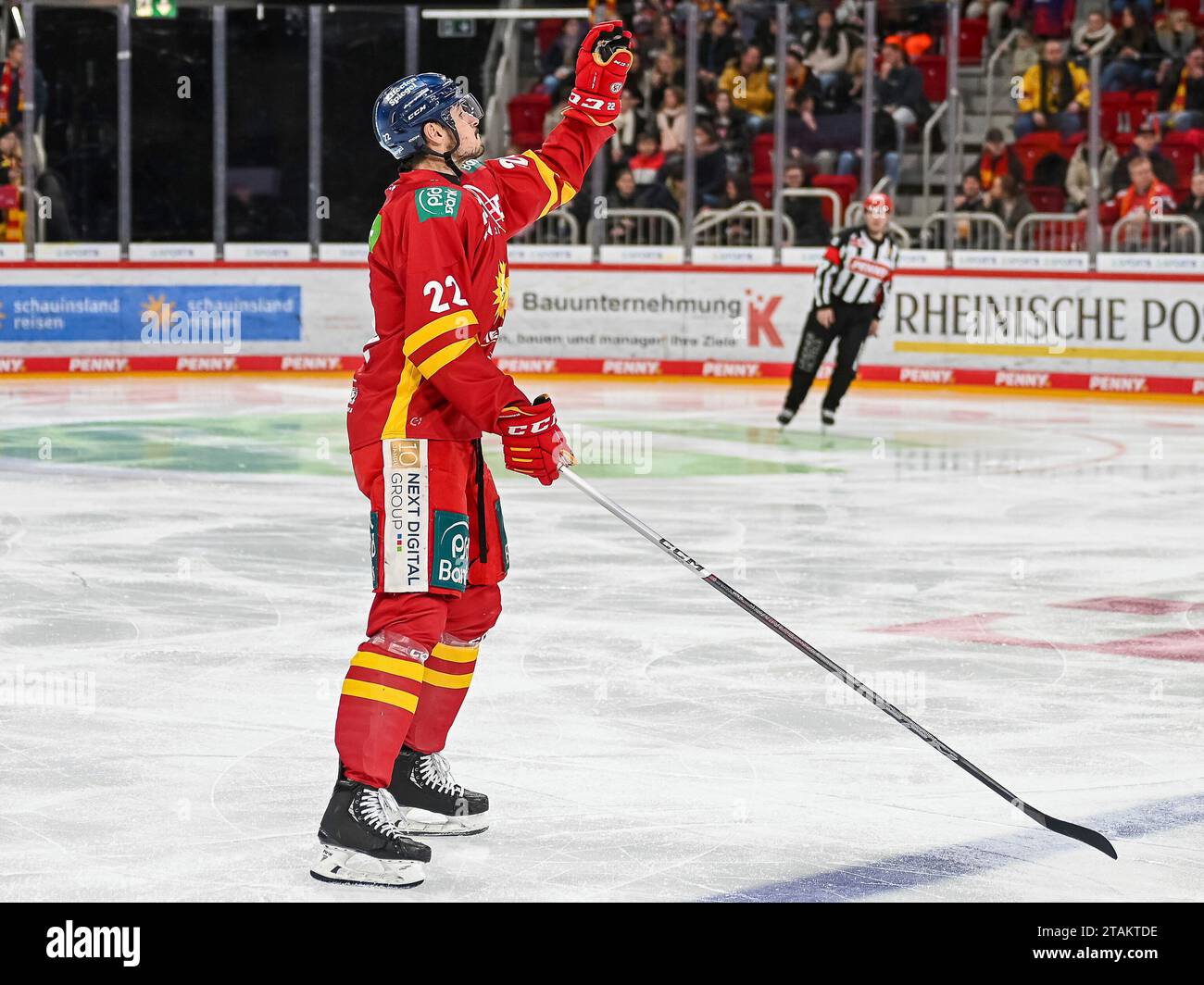Oliver Mebus (Duesseldorfer EG, #22) faengt den Puk in der Luft ...