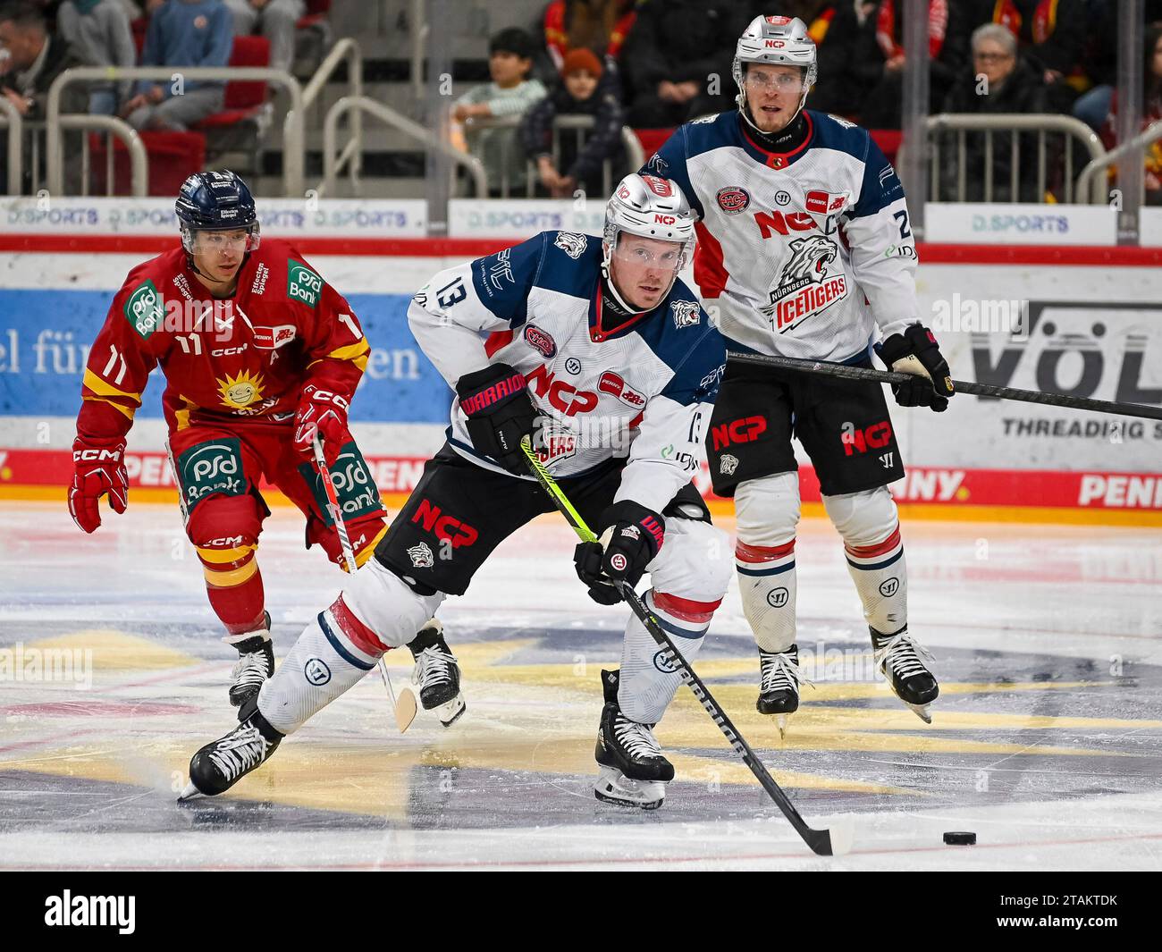 Ryan Stoa (Nuernberg Ice Tigers, #13) geht zum Puk. Dahinter Kevin ...