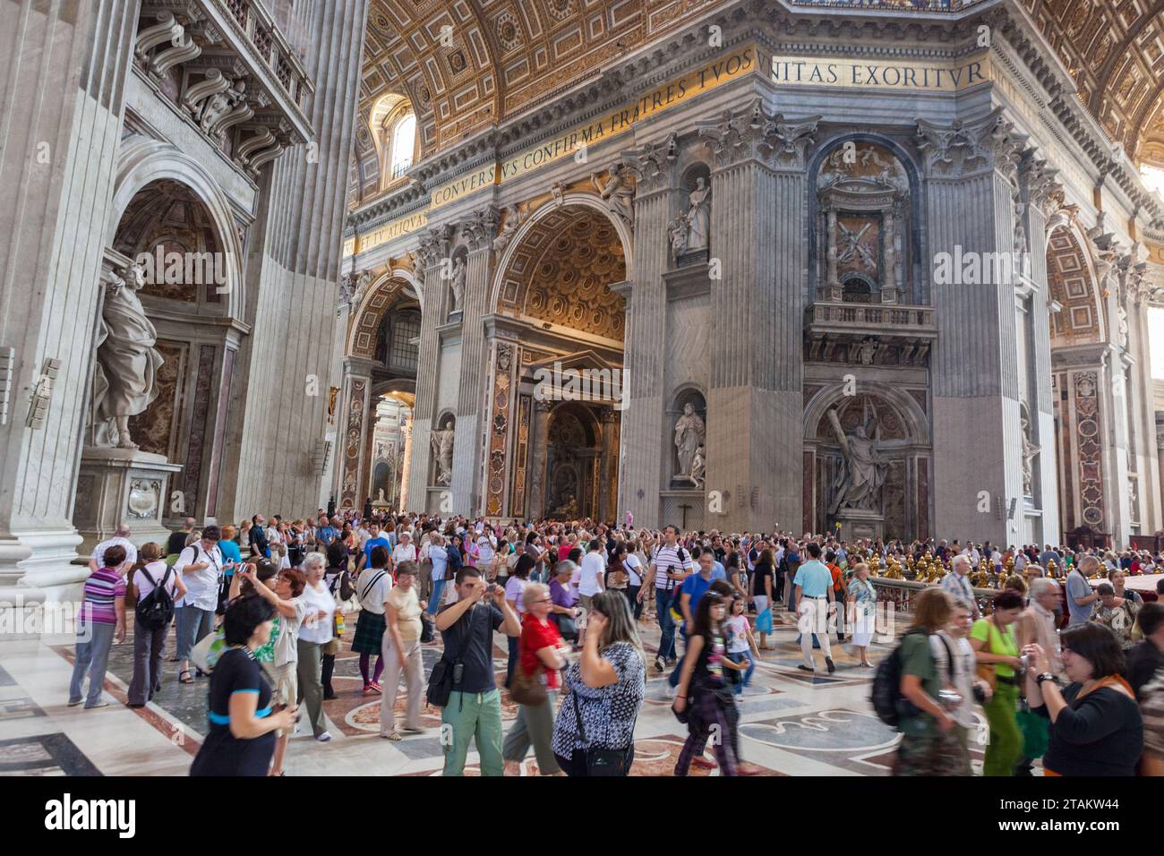 Large crowd at St. Peter's Basilica in Rome, Vatican City, Italy Stock ...